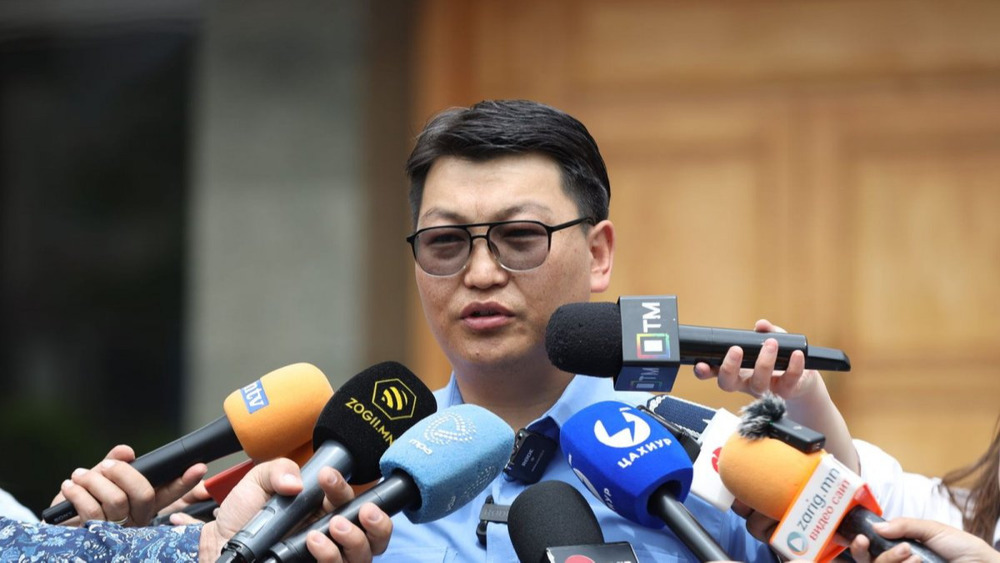 УИХ ын гишүүн Ц Цэрэнпунцаг “Эрэл” ийн Б Эрдэнэбат нарын хүүхдүүдийг шалгаж байна